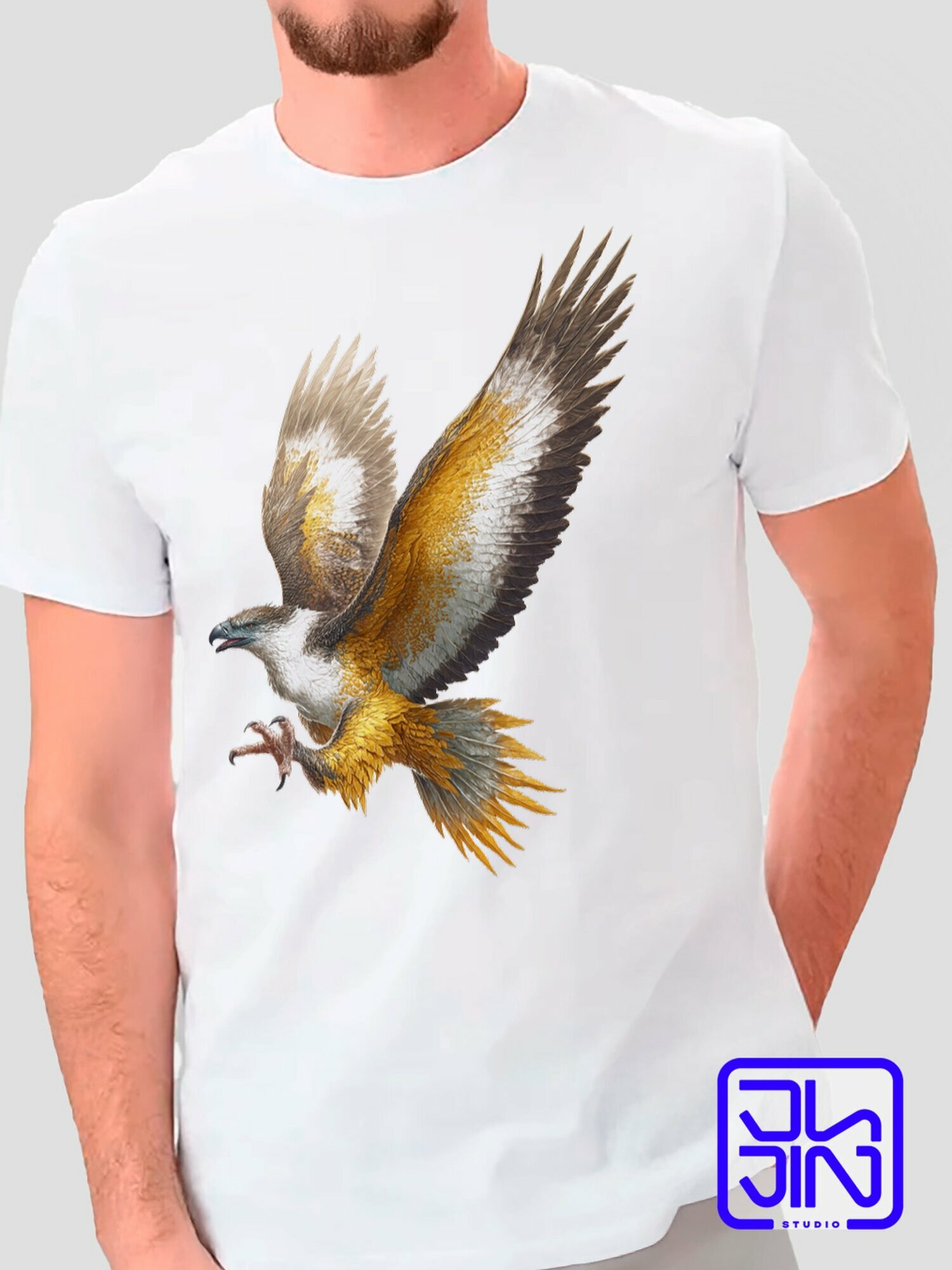 Футболка классическая мужская с авторским принтом Крутой черно-белый и желтый орел с классными крыльями в дикой природе, белый хлопковый трикотаж с прикольным рисунком на груди
