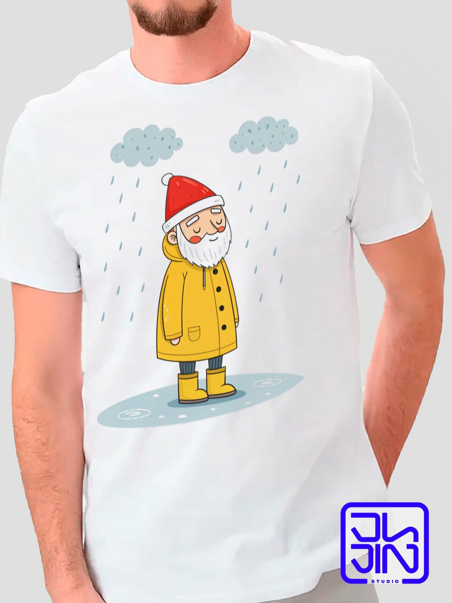 Футболка классическая мужская с авторским принтом Санта в жёлтом дождевике под белыми облаками в ретро стиле под дождём, белый хлопковый трикотаж с прикольным рисунком на груди