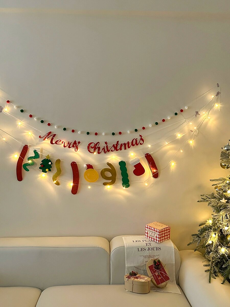 Новогодняя декорация: гирлянда-фотоштора, праздничные клипсы, фетровые маленькие флажки для украшения елки