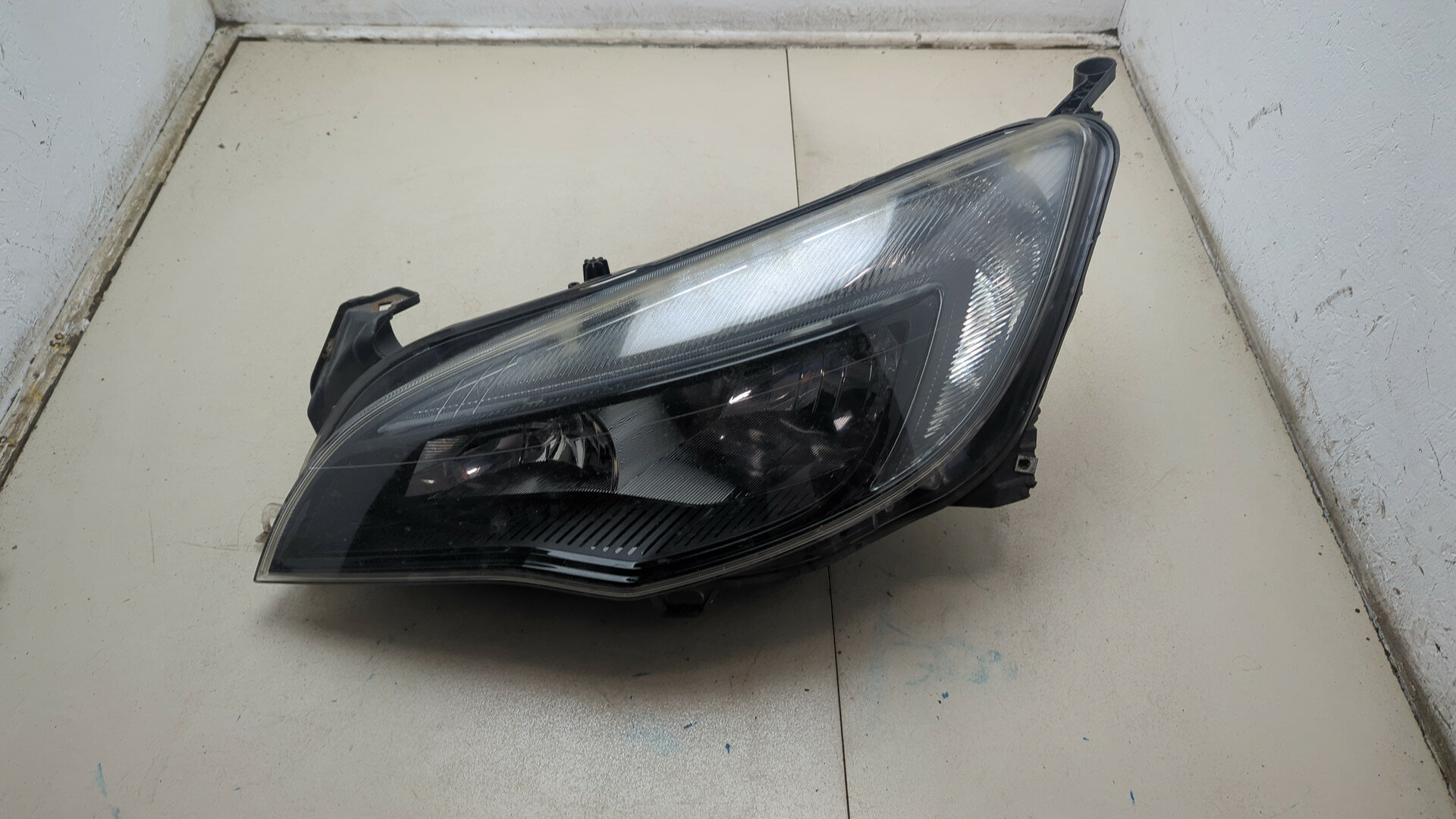 Фара (передняя) левая Opel Astra J Б/У