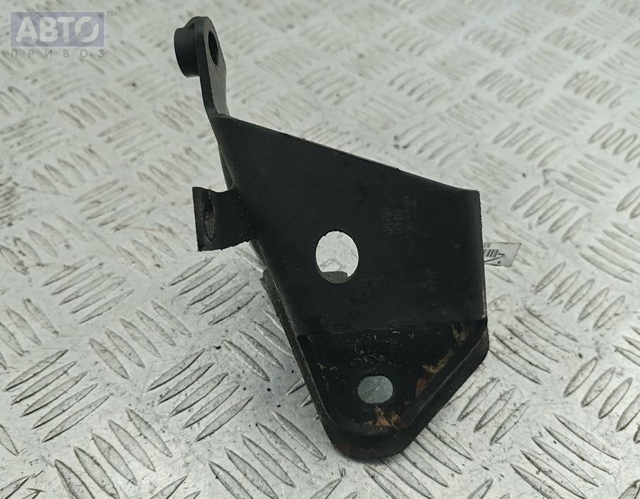 Кронштейн двигателя опорный Volkswagen Golf-3