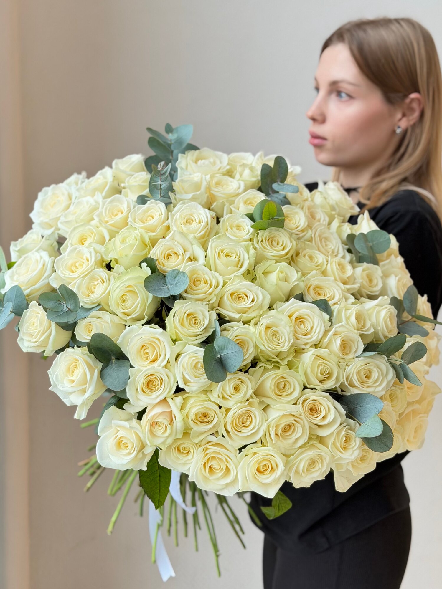 Облачко из 85 белых роз с эвкалиптом под атласную красивую ленту