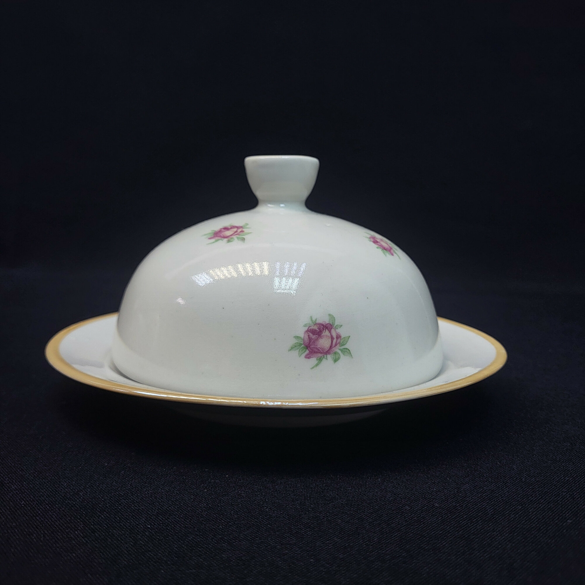 Масленка фарфоровая винтажная, СССР. Розы, золотистая кайма.
