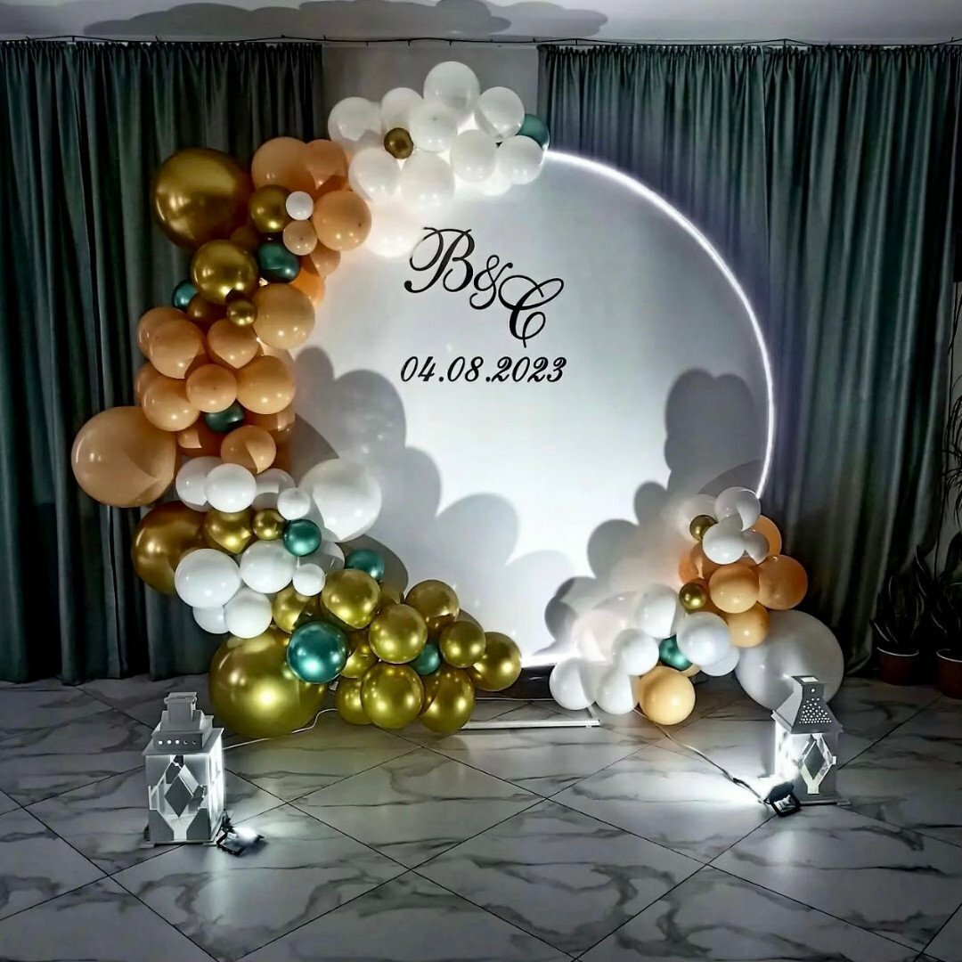 Фотозона с круглым баннером и гирляндой из шаров