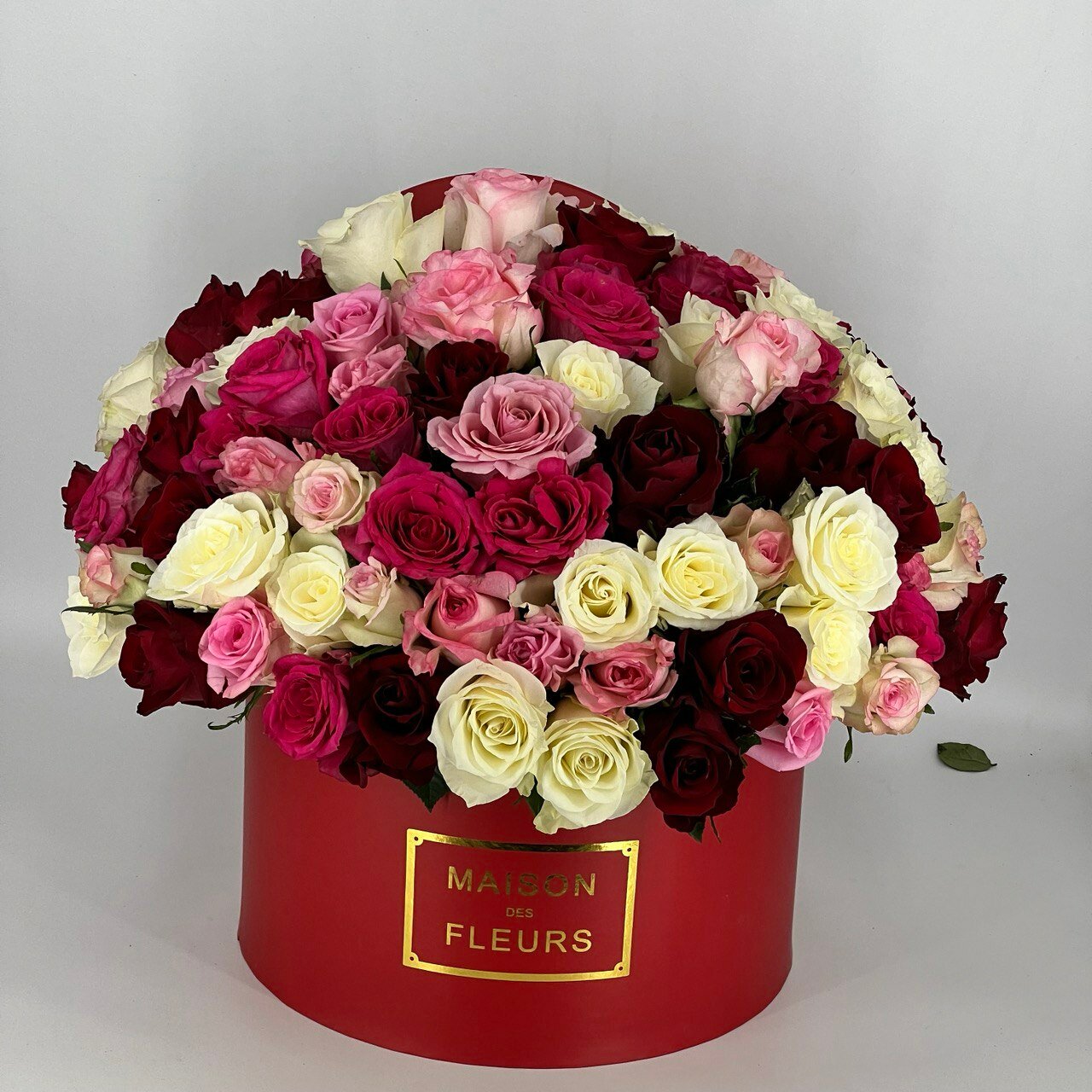 101 разноцветная роза в шляпной коробке для любимой в день святого Валентина, 14 февраля