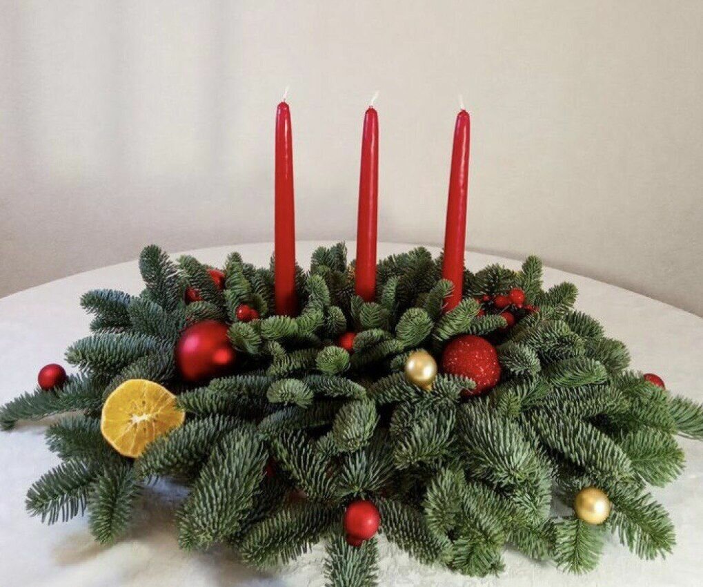 Композиция из натуральной елки со свечами, новогодний декор, нобилис