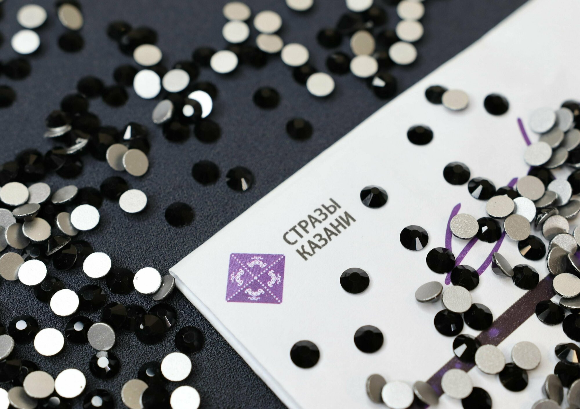 Стразы клеевые холодной фиксации Jet Black ss20 (4,7 мм) 140 шт. стеклянные, черные.