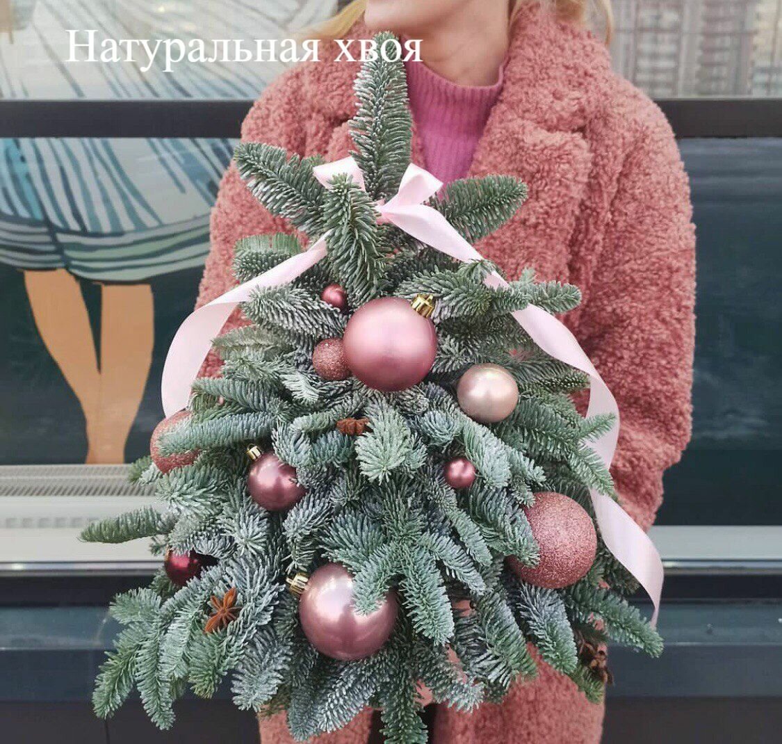Ёлочка натуральная ручной работы из натурального нобилиса с розовыми шарами 40 см