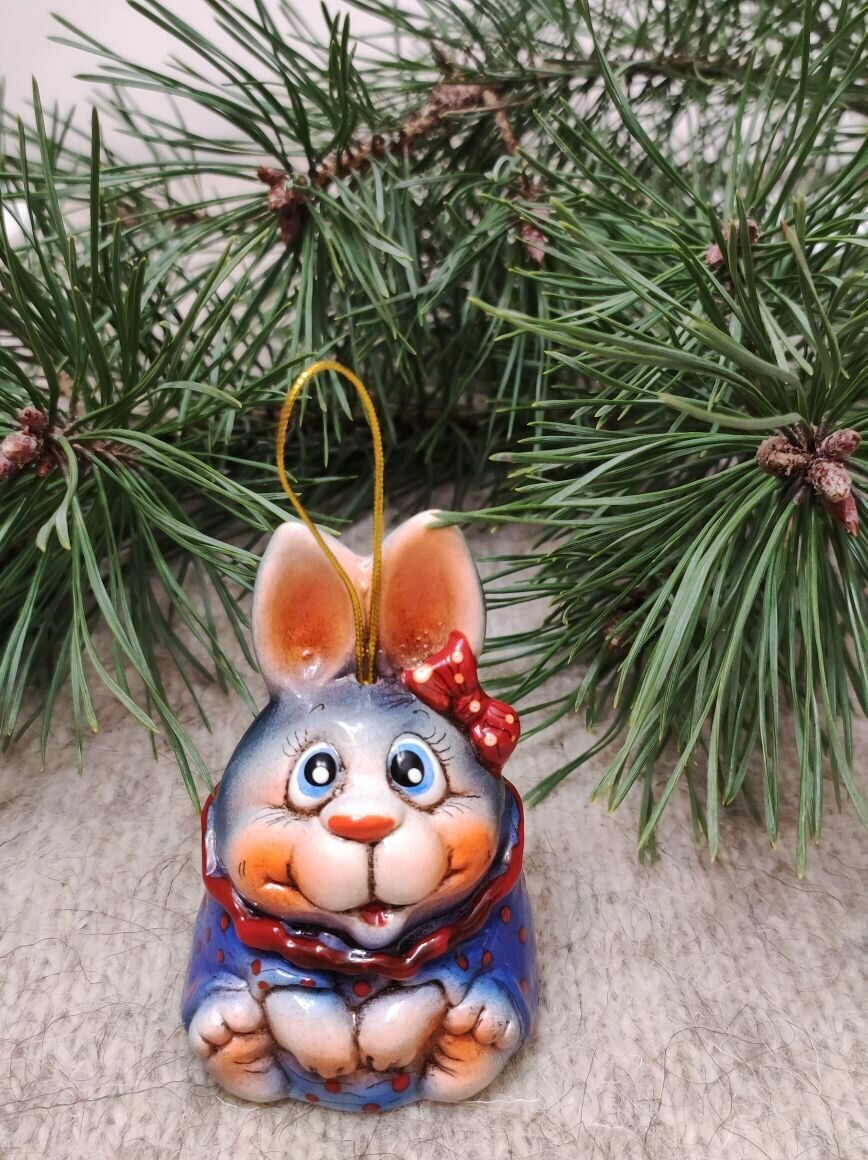 Елочная игрушка-колокольчик "Зайчик ". Ручная работа. Керамика.