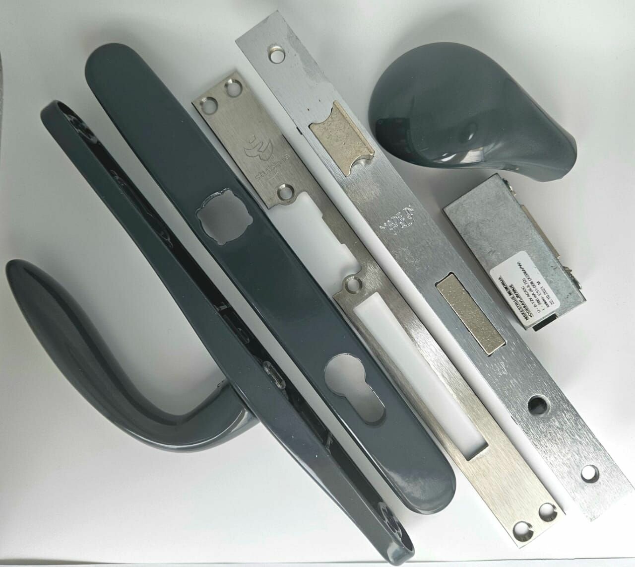 Комплект для калитки (ручка ухват, серая, ral 7016 + замок + электромагнитная защелка)