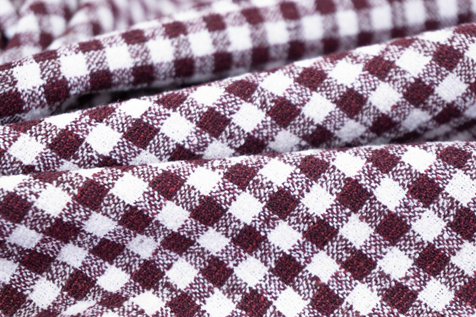 Ткань костюмная в бордовую клетку. Ткань для шитья