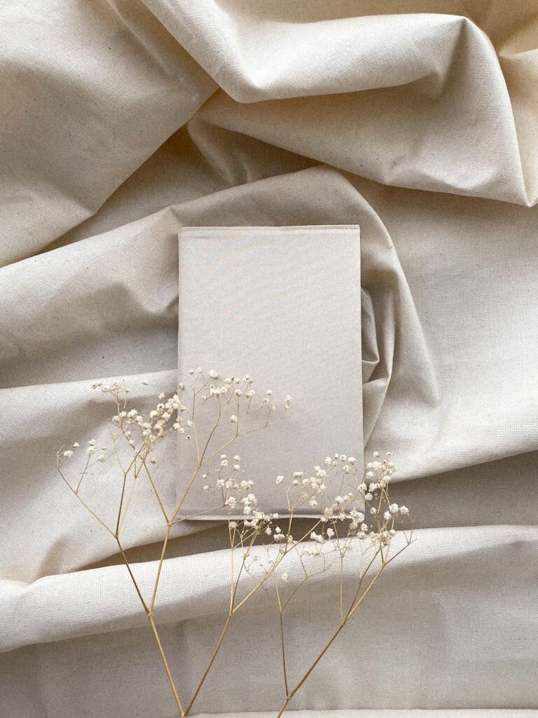 Тканевая обложка для книг, ежедневников и блокнотов из водоотталкивающего материала.