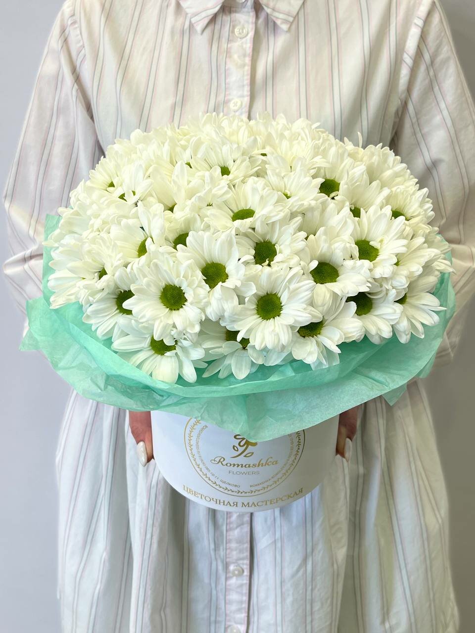 Композиция в коробке Romashka "Июнь", хризантемы, высота 50 см, S