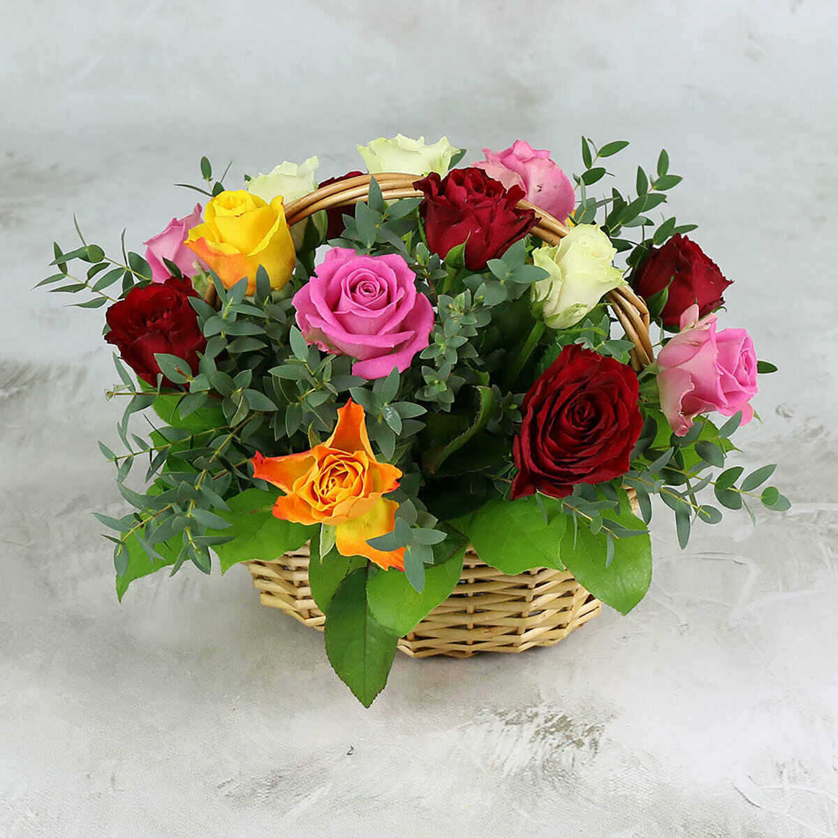 Букет живых цветов "Микс роз", 15 роз, высота 25см, в корзине