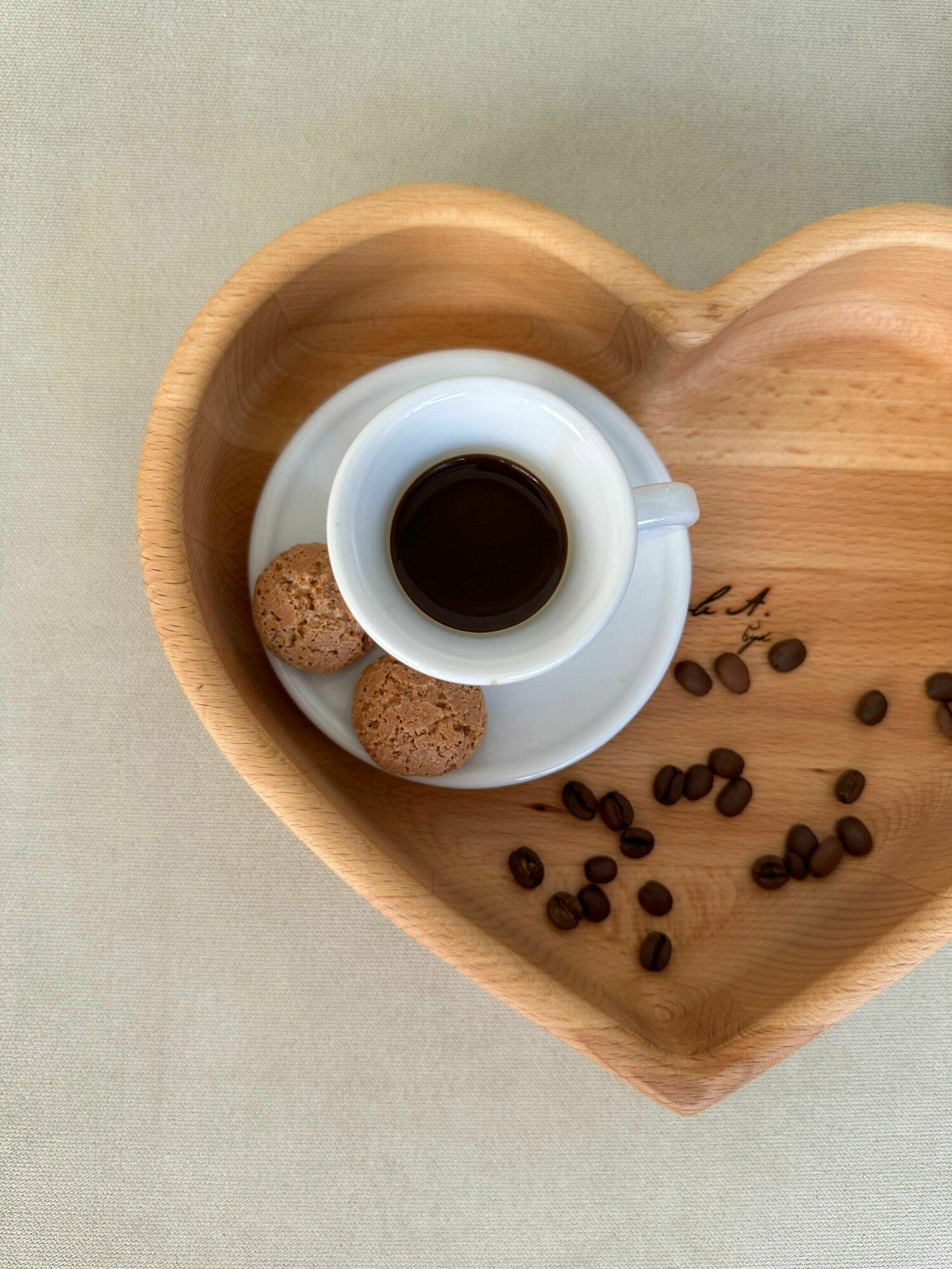 Поднос из массива БУКа в форме сердца Малый (S) 21*24.5*4,5 см