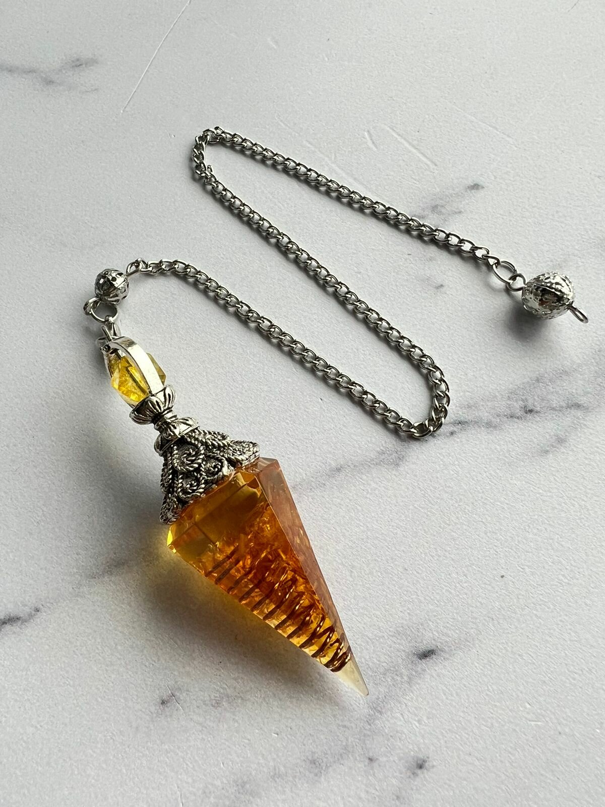 Маятник биолокационный из эпоксидной смолы с улекситом желтым