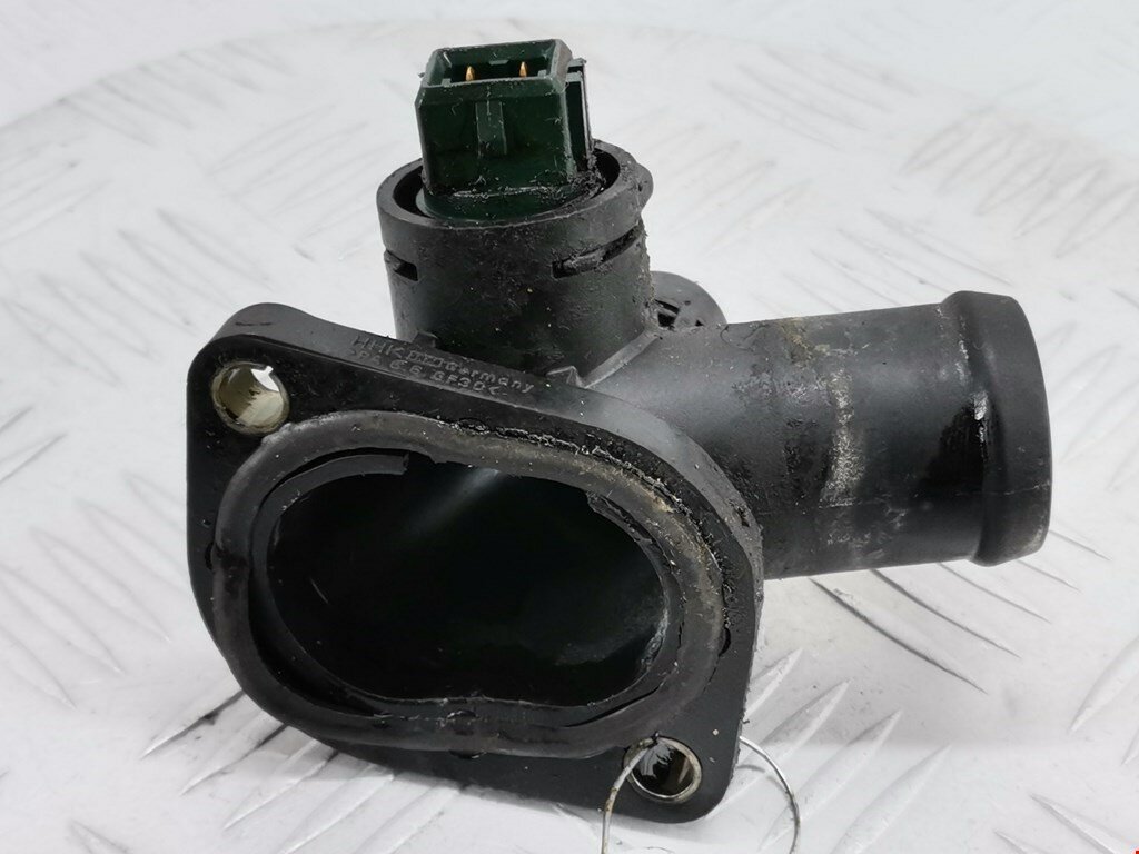 Фланец (штуцер системы охлаждения тройник) Volkswagen Passat 5 050121132B арт. 1572902