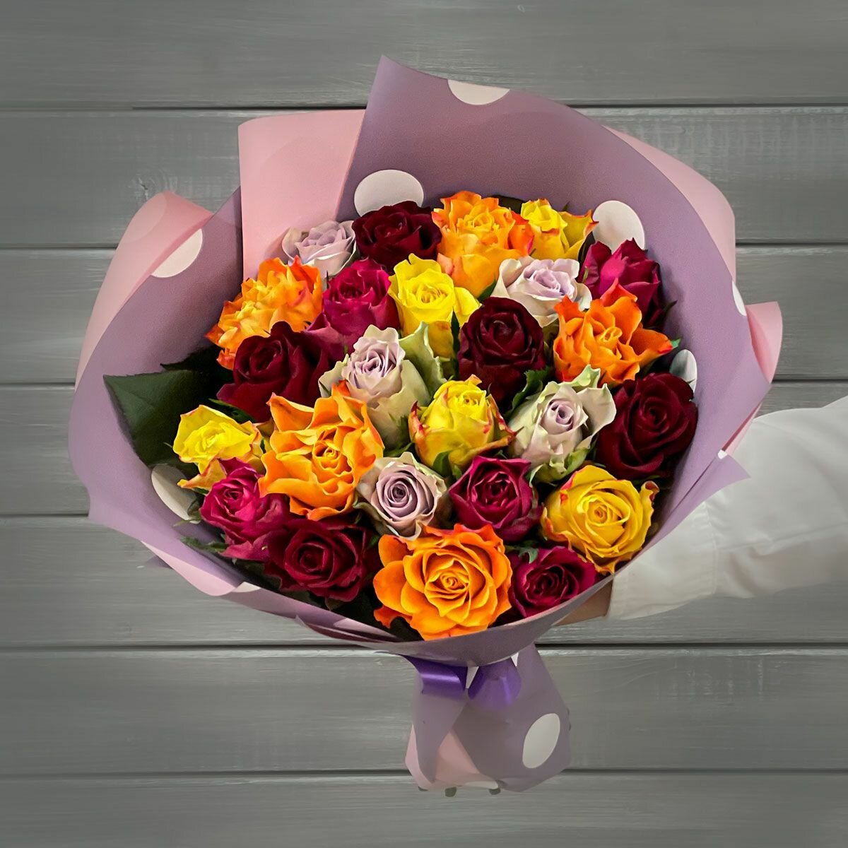 Букет из 25 разноцветных роз 40см в упаковке микс от Букет Маркет