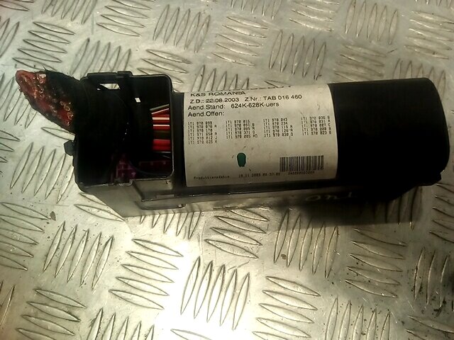 Блок предохранителей Volkswagen Touran 1 1T1937615B арт. 405755