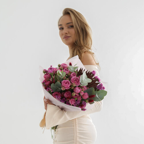 Букет Venus in Fleurs "Авторский №21", 19 цветов, розовый, 10 роз, 9 статиц, 45 см