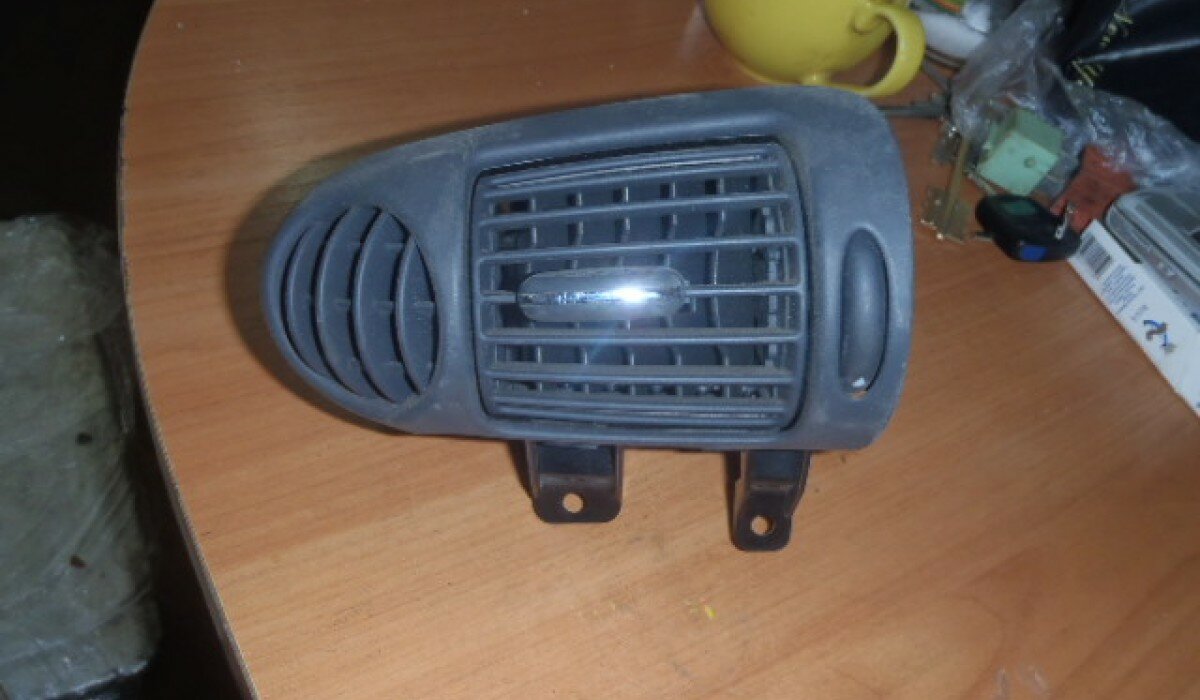 Дефлектор воздушный W203 С-klasse Mercedes-Benz A2038300154