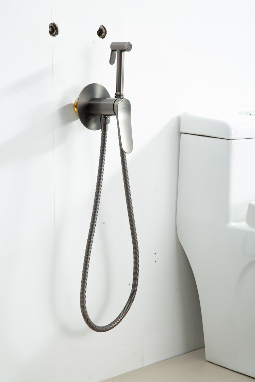 Встраиваемый смеситель с гигиеническим душем Gappo G7210-9 латунь, цвет оружейная сталь