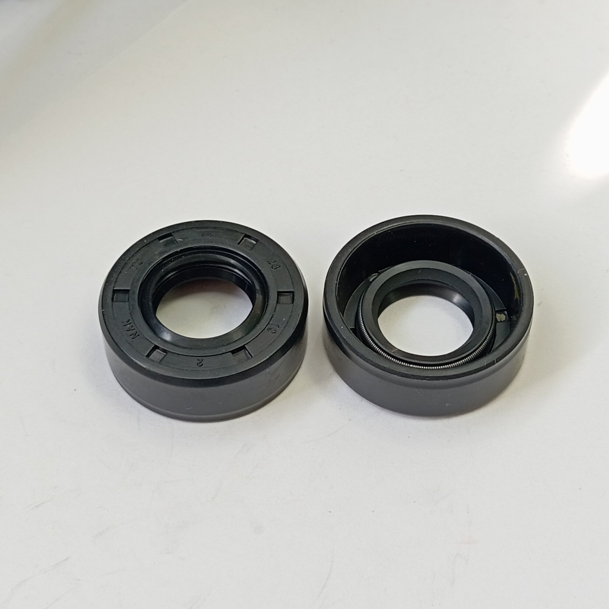 Сальник маслобензостойкий с пыльником (манжета армированная) 14x28x10 TC NBR 70-K01B-C-C NAK