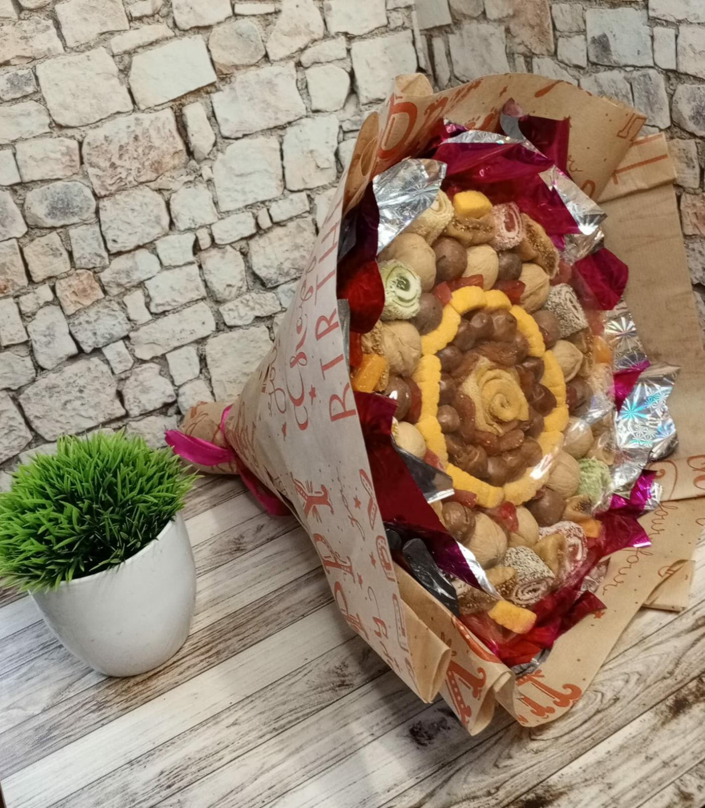 Съедобный букет "Ореховый рай", круглый, 45см, на стеблях, в крафт-бумаге и плёнке!