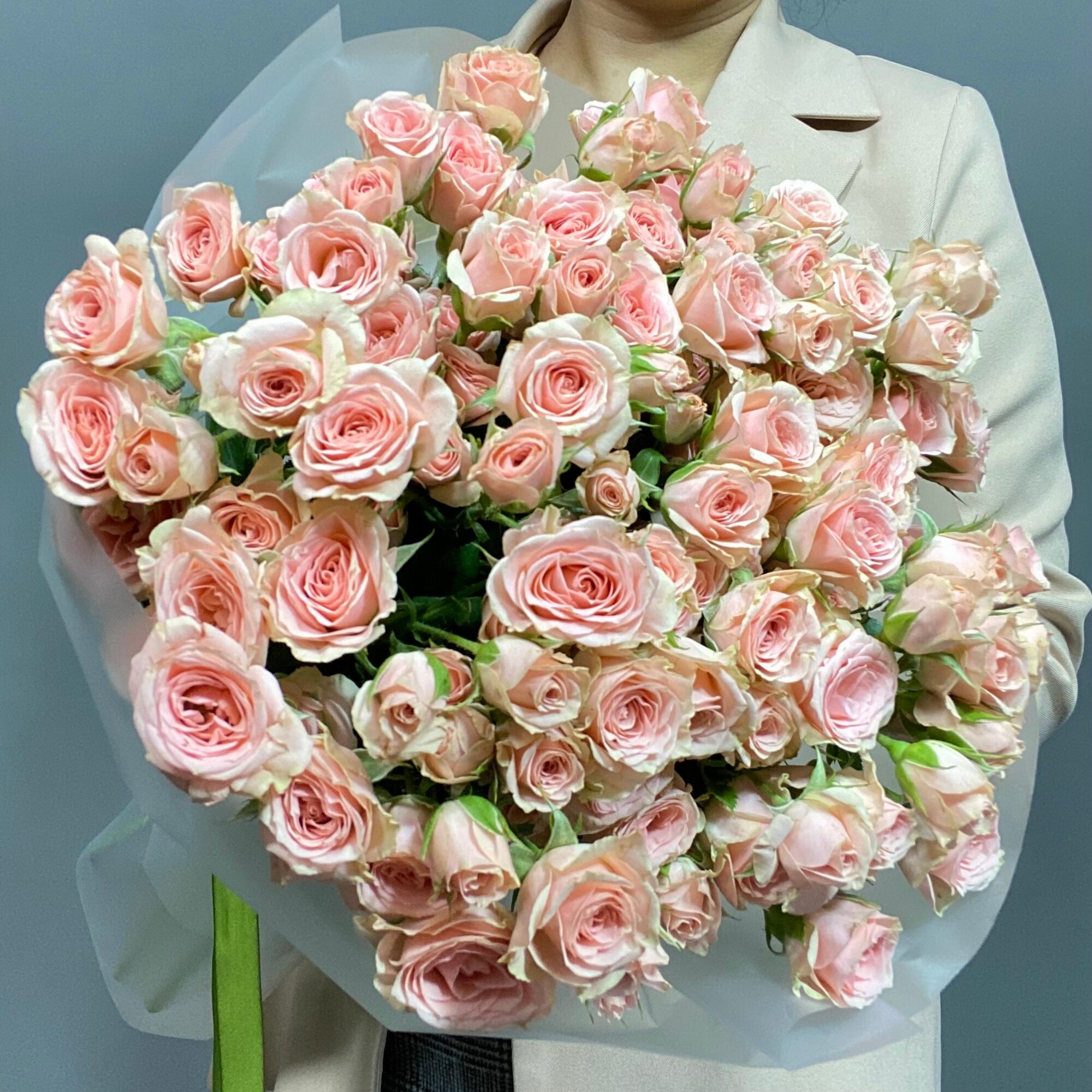 Кустовые розы (розы), высота букета 50 см, ширина букета 30 см