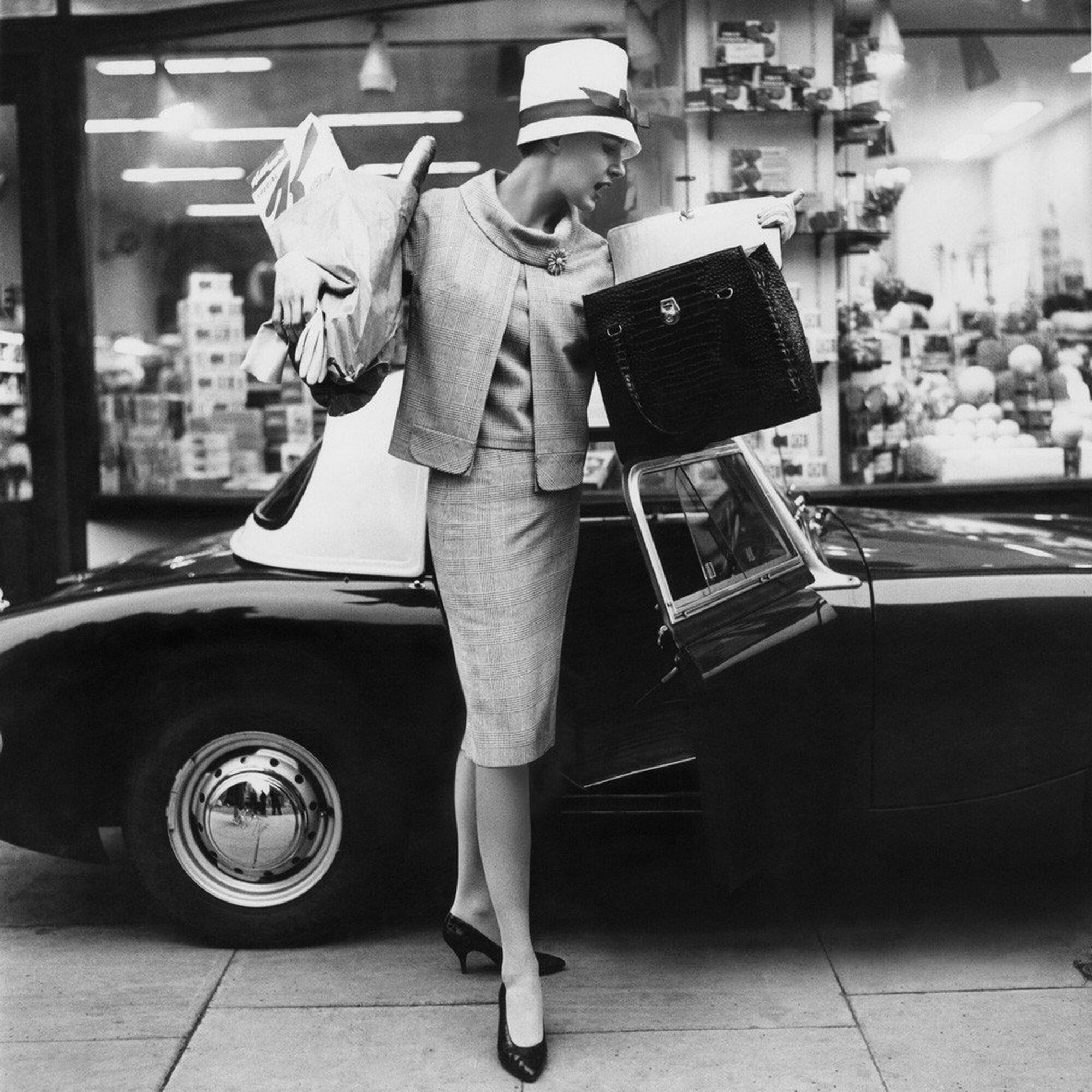 Плакат, постер Модный выход: женщина и классический автомобиль в стиле 50-х на холсте, размер 30х42см