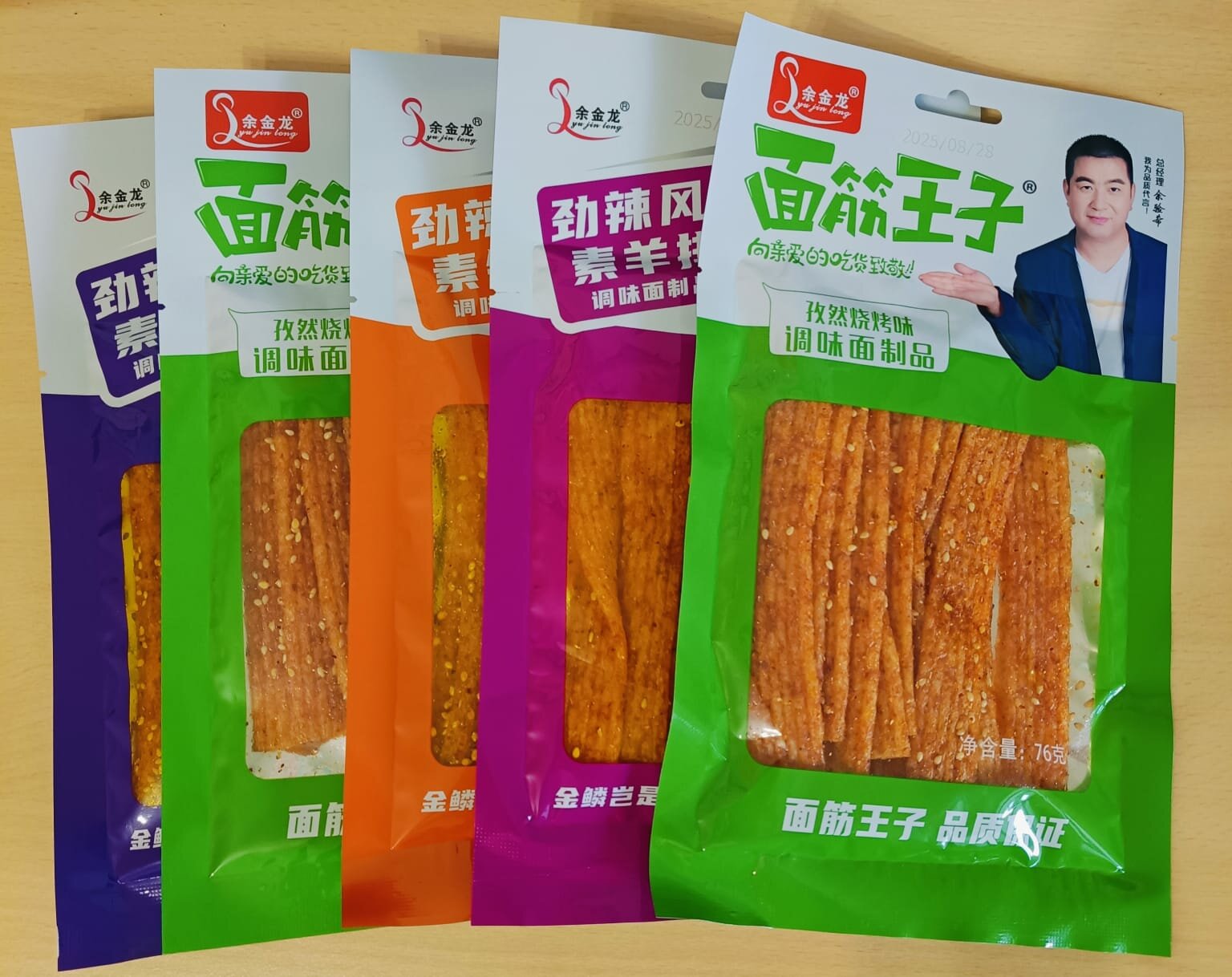 Азиатские снеки "Latiao", соевое мясо со вкусом жареных крылышек, барбекю и тмина (2 шт), говядины , баранины в кунжуте 76г, набор 5 шт