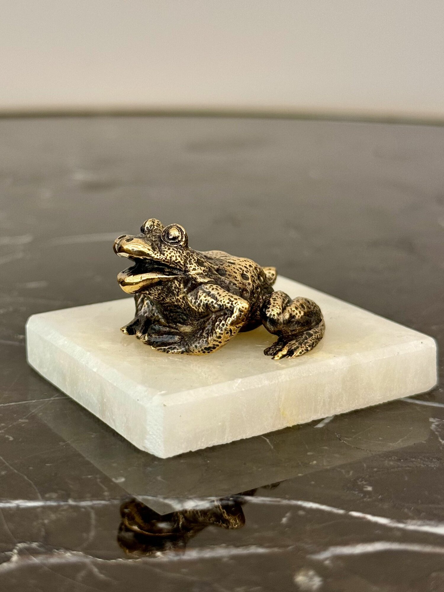 Статуэтка Жаба на подставке, для интерьера и декора, сувенир фигура бронзовое литье