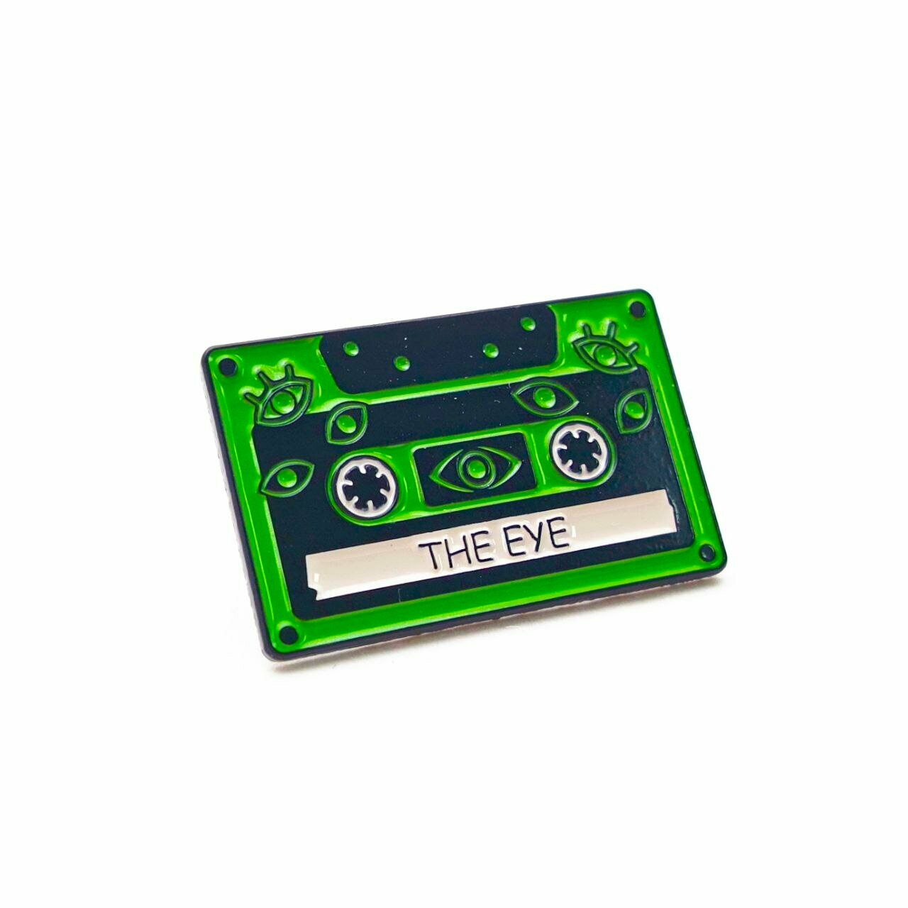 Значок для рюкзака, кепок и вещей" THE EYE" в виде аудиокассеты / 1 шт.