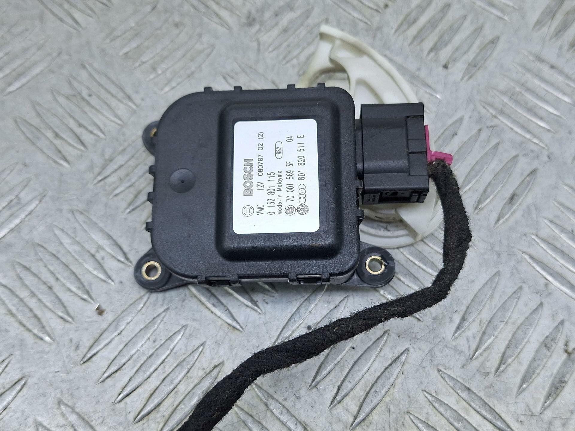 Моторчик заслонки печки Volkswagen Passat B5 (1996 - 2001) 8D1820511E