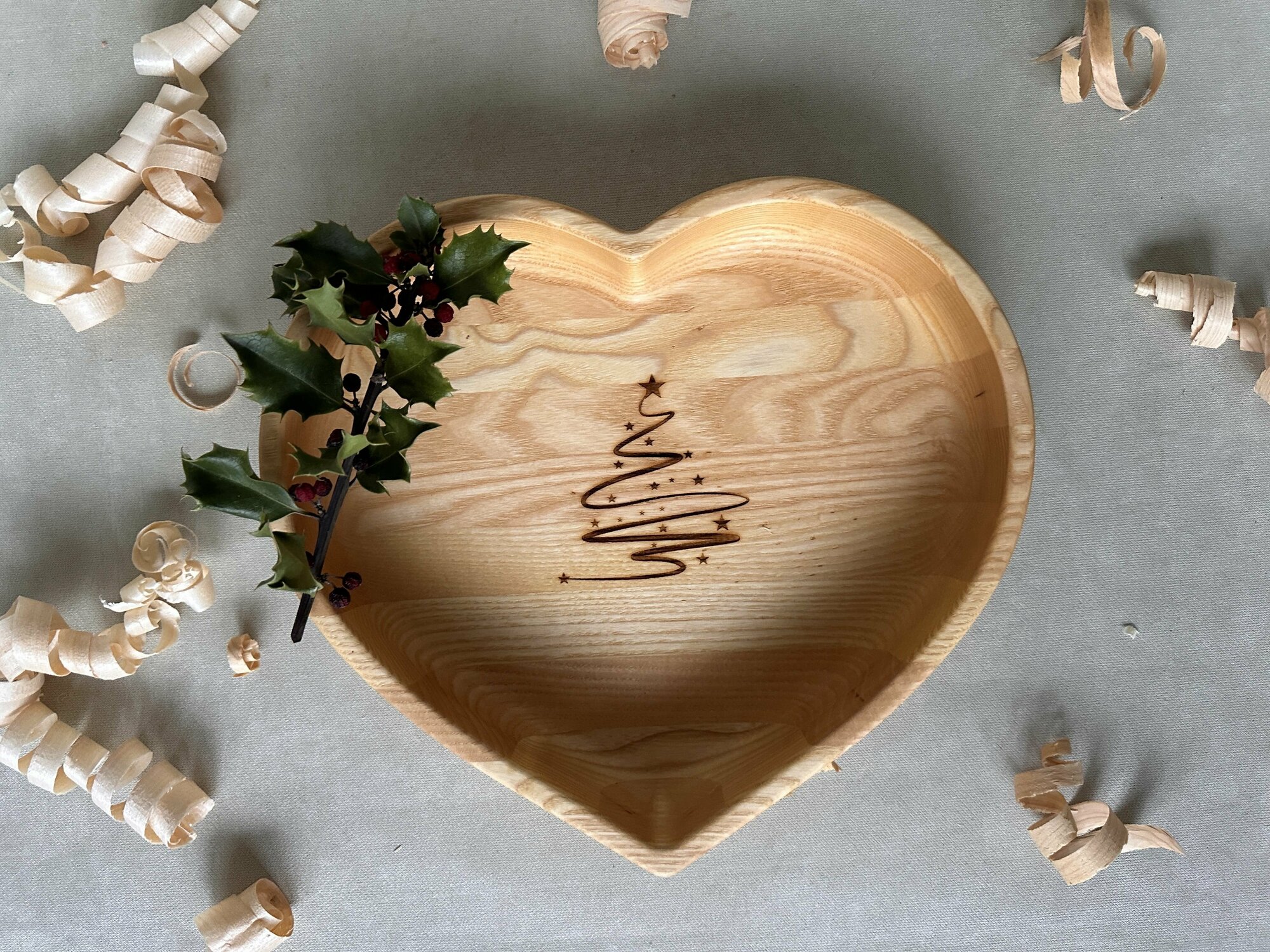 Поднос из массива ясеня в форме сердца Большой (L) 26,5*29,5*4,5 см, серия Новый год