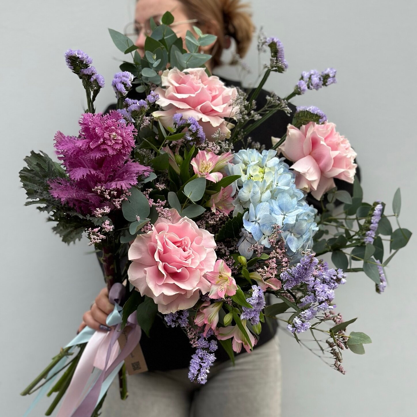 Букет цветов "Впечатление" (гортензия, французская роза, альстромерия, брасика, статица, лимониум, эвкалипт)