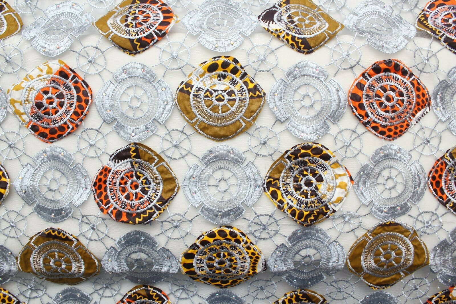 Ткань Аппликация и вышивка на фатине в перламутрово-сером цвете с фестонами и стразами, ш120см, 0,5 м