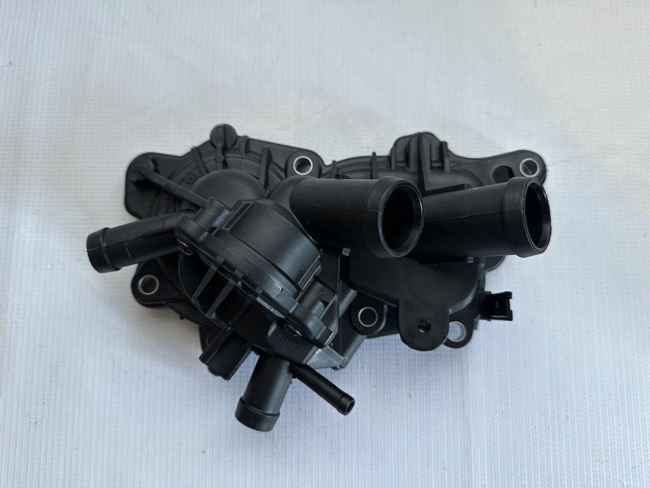 Корпус термостата с термостатами Шкода Рапид двигатель 1.6 110л. с. 2015-CWVA CWVB