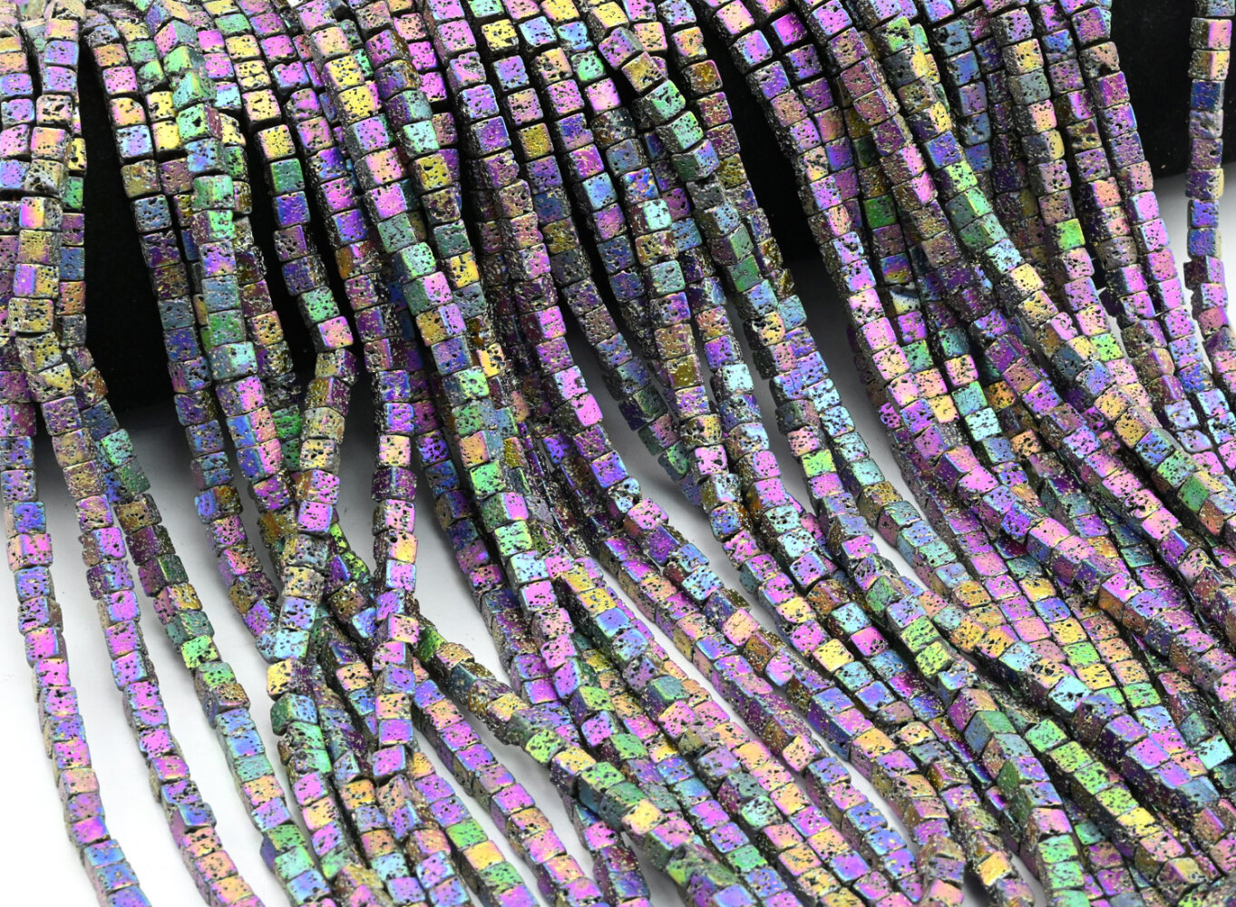 Бусины из лавы квадрат 5*5мм, цв. хамелеон, 41см, 90 бусин .