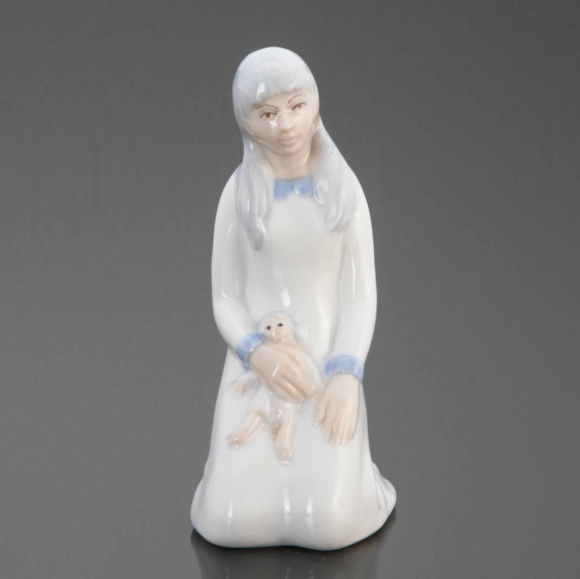Винтажная статуэтка " Девочка с куклой", Tito, фарфор, Испания, 1980-2000 гг.