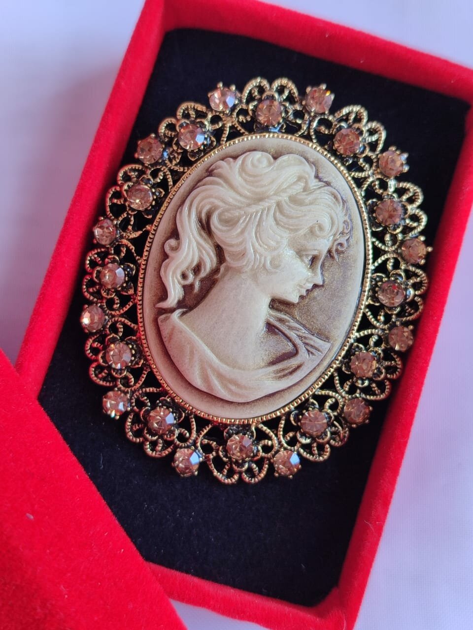 Брошь, стразы