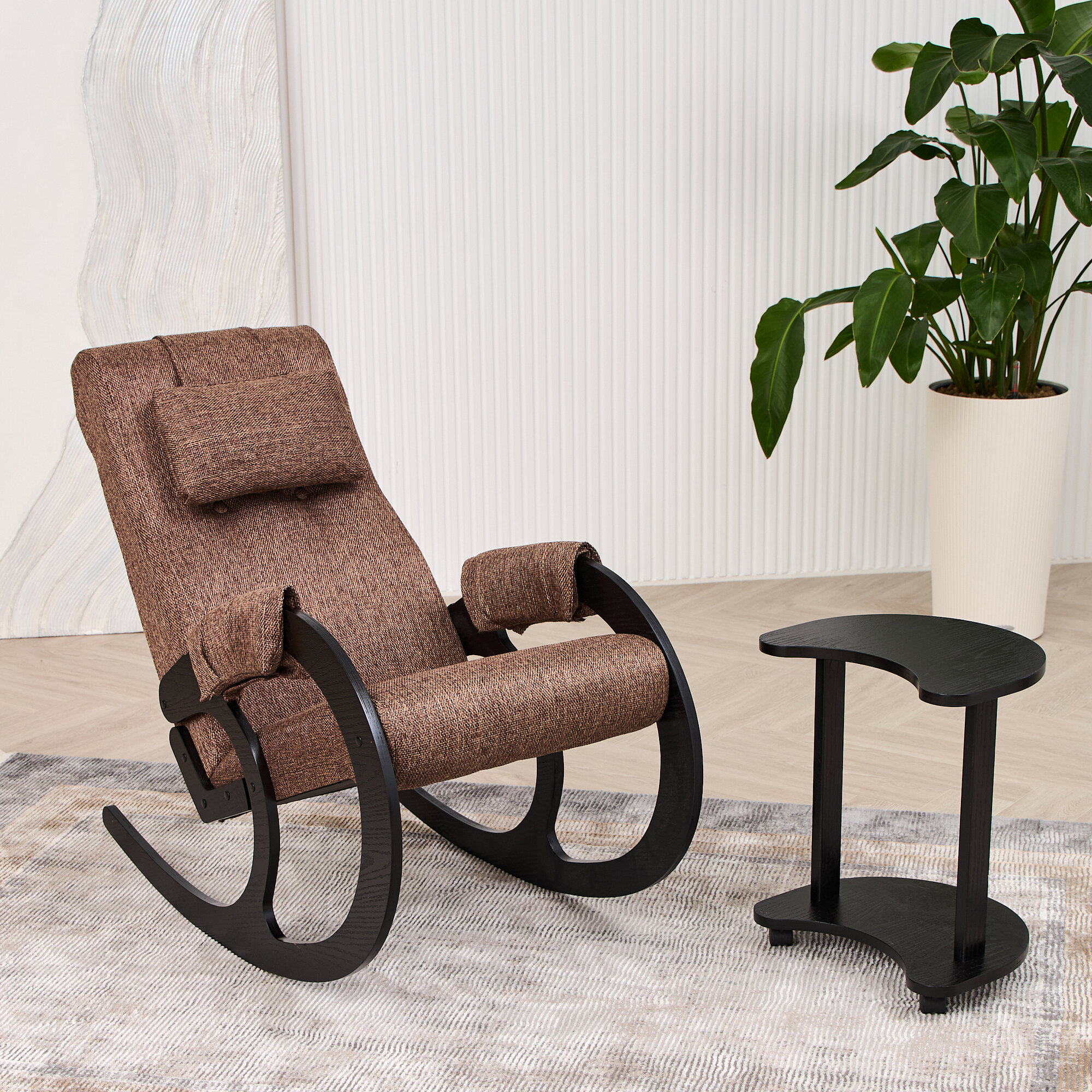 Кресло качалка с маленьким и компактным столиком