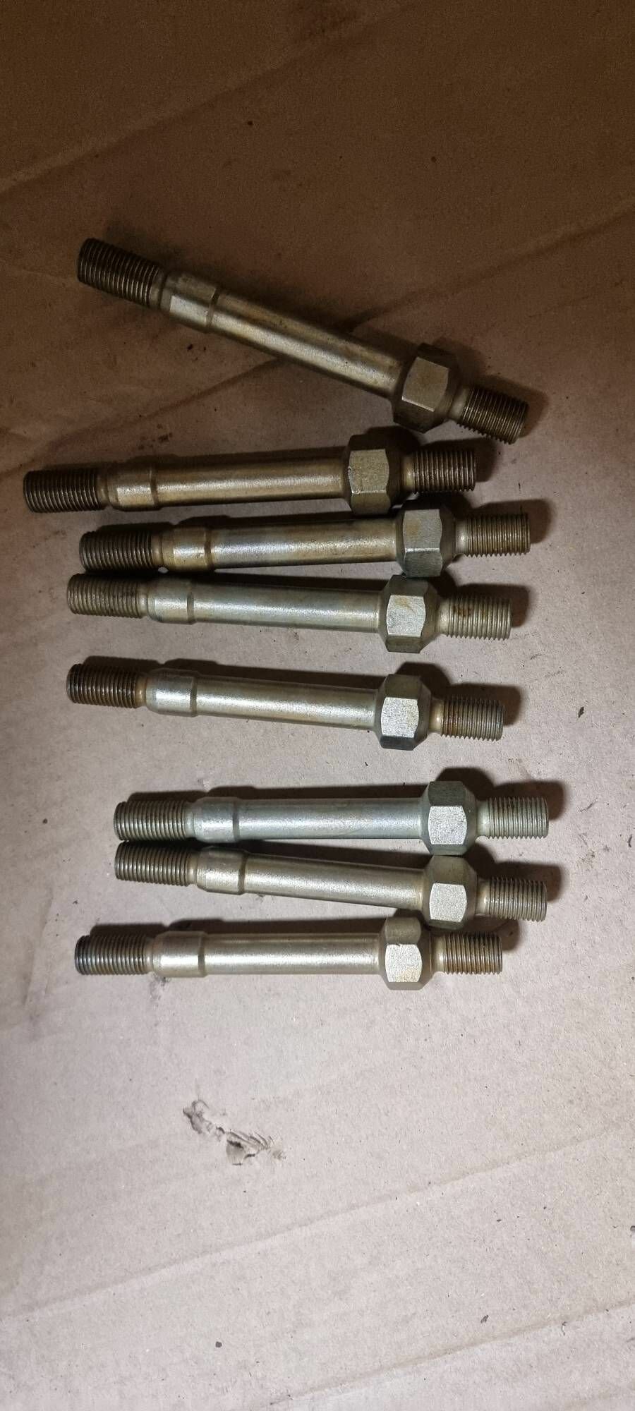 Для проставки шпилька (1шт) на спарку задних колес минитрактора КМЗ-012 оригинал