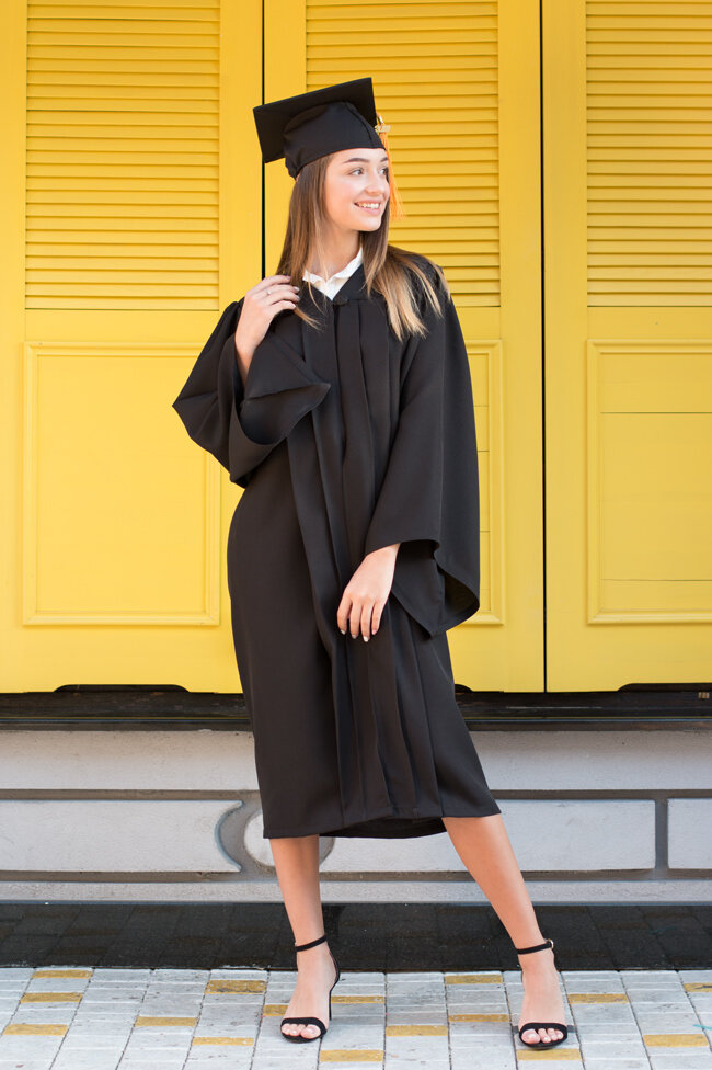 Мантия выпускника (комплект c конфедераткой) - Модель Элегант - цвет черный