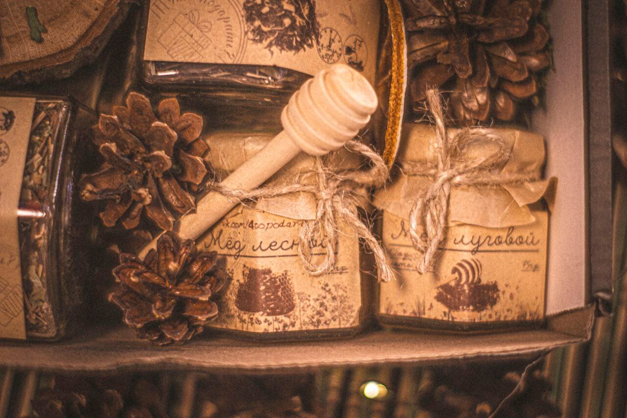 Авторский новогодний подарочный набор с премиальным чаем и мёдом с дикой пасеки