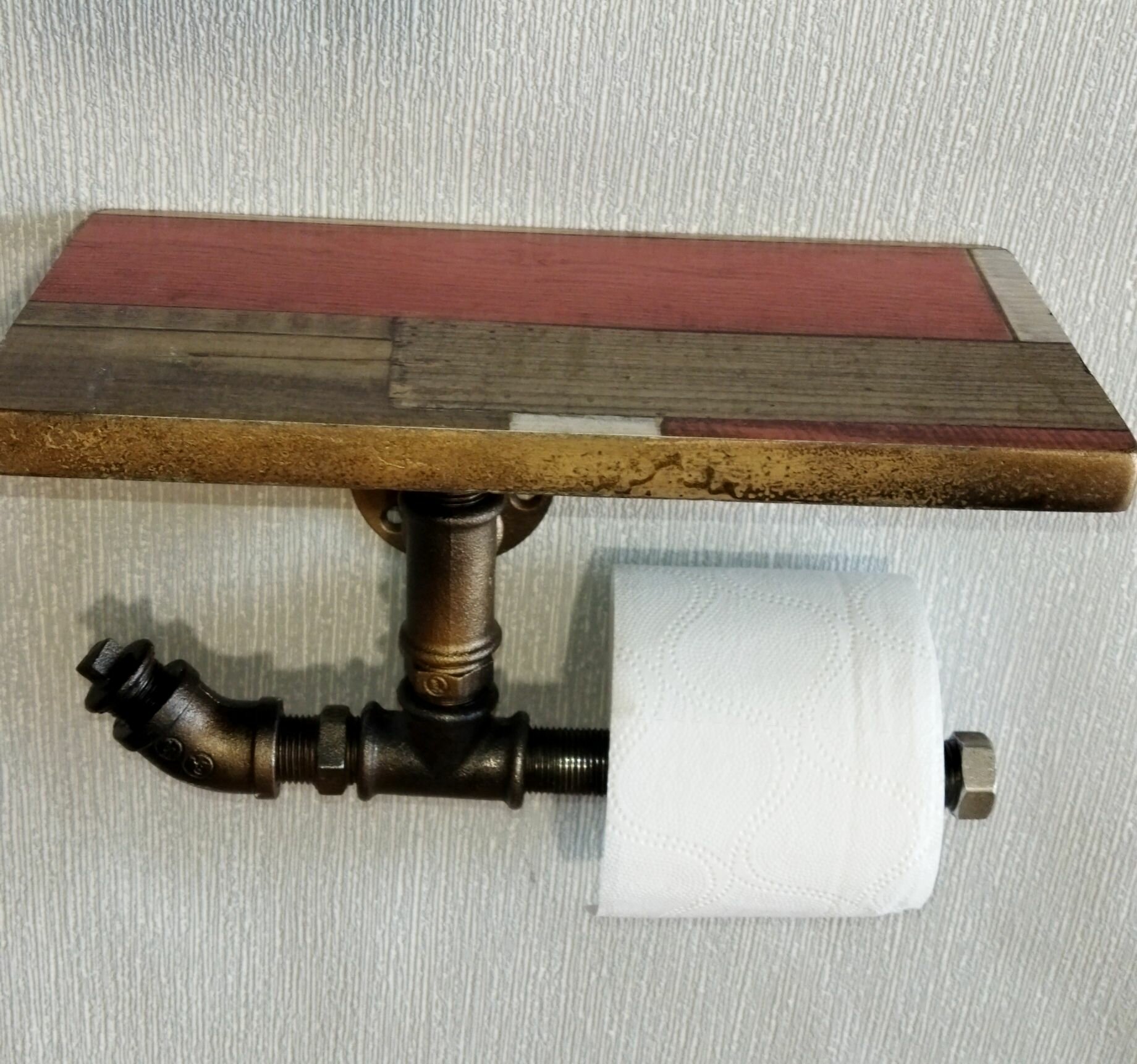 Уникальная настенная полка в стиле лофт из труб и фитингов, с держателем туалетной бумаги