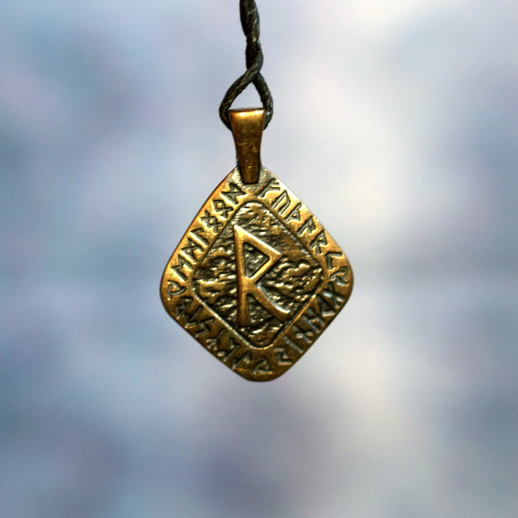 Бронзовый амулет с руной Райдо — символ гармонии в дороге и жизни