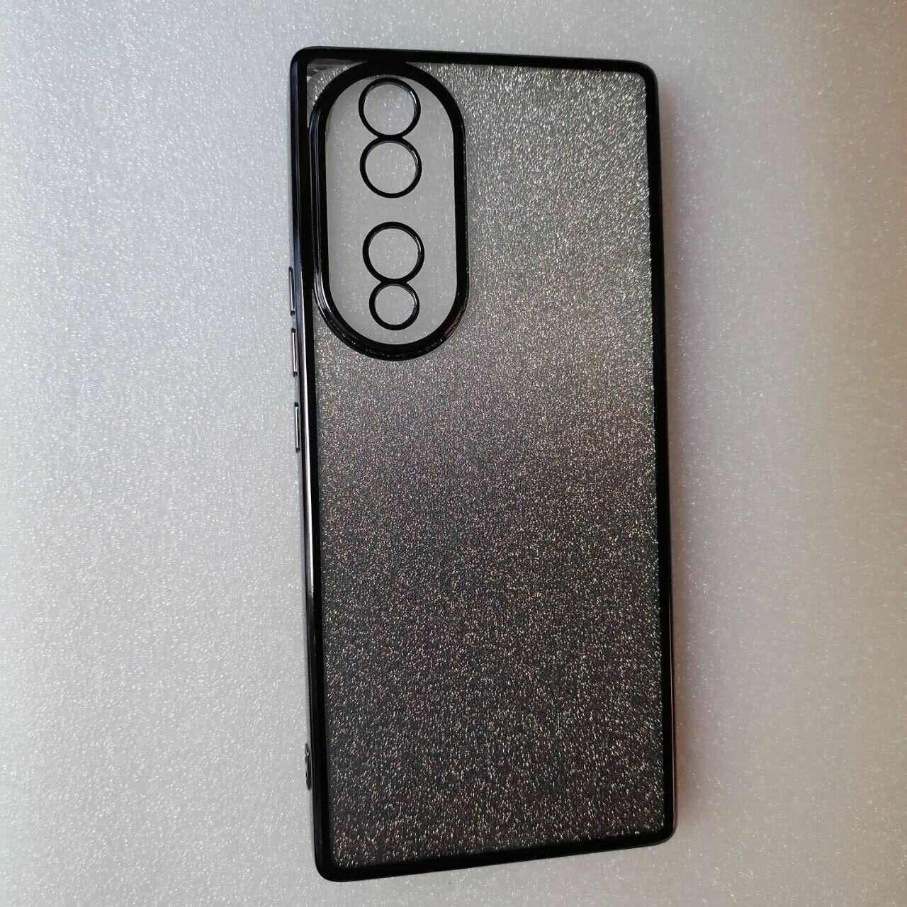 Силиконовый чехол-накладка для смартфона Honor 70 с черным ободком по бокам и вокруг камеры.