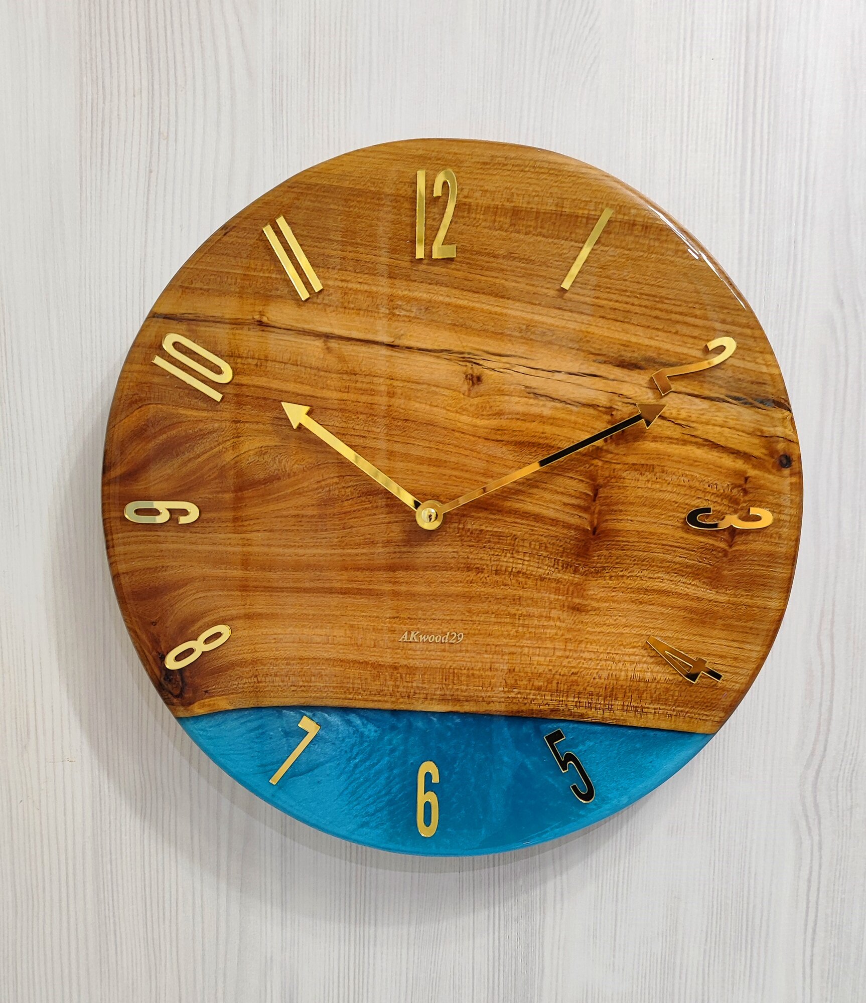 Настенные часы ручной работы из дерева и эпоксидной смолы "Кар-гол (35)", 340*340*30 мм
