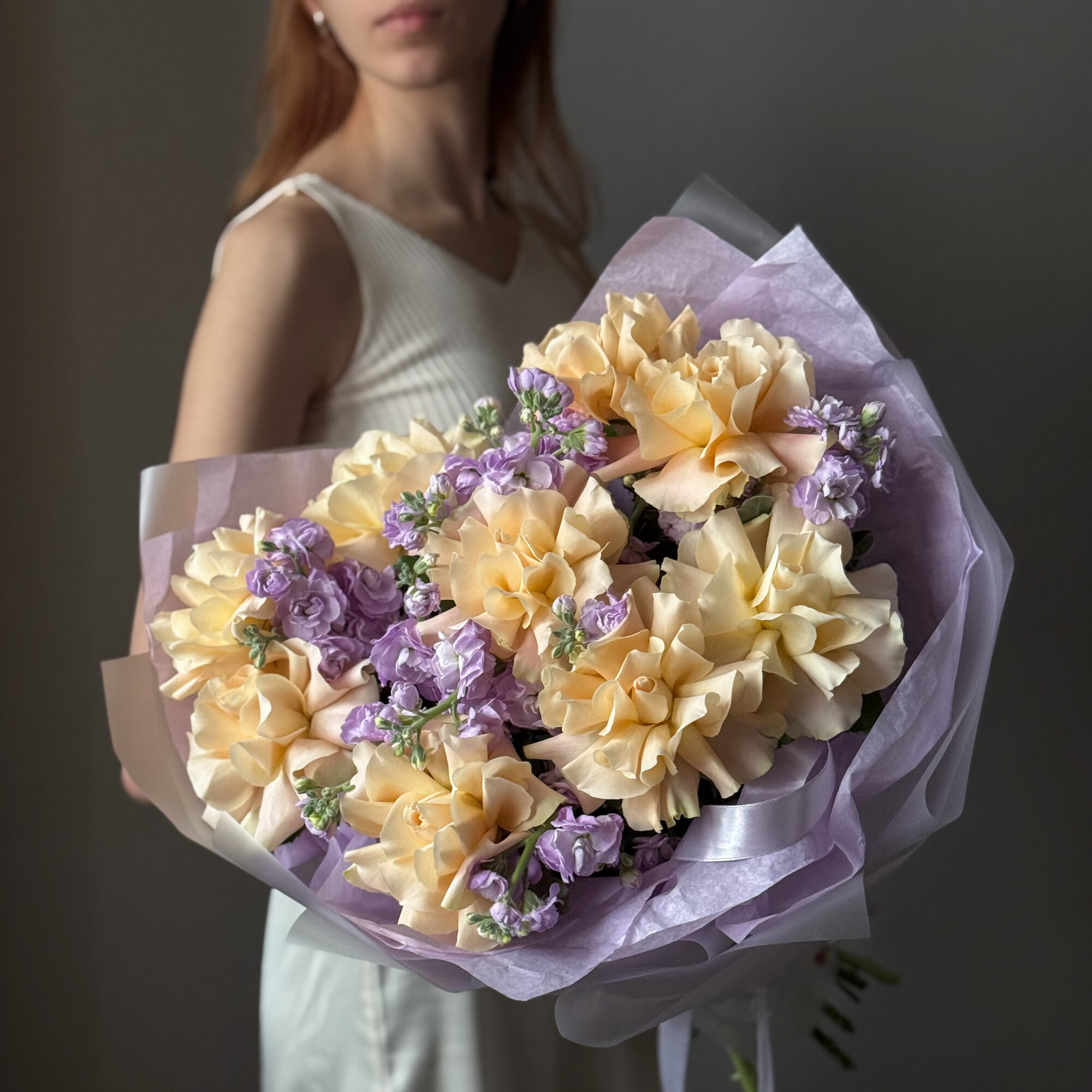Авторский букет из ванильных французских роз и лавандовой маттиолы, Veresk 880